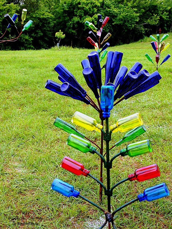 Bottle Trees. Yup, just what you’re thinking… | City Garden Ideas